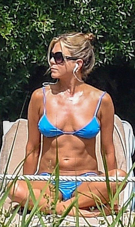Jennifer Aniston Shows Off Toned Figure In Blue Bikini While Relaxing