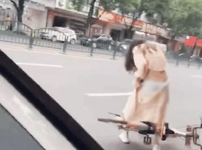 自転車のタイヤにスカートが絡まって脱げてしまった女性の悲劇!(画像) Hachibachi
