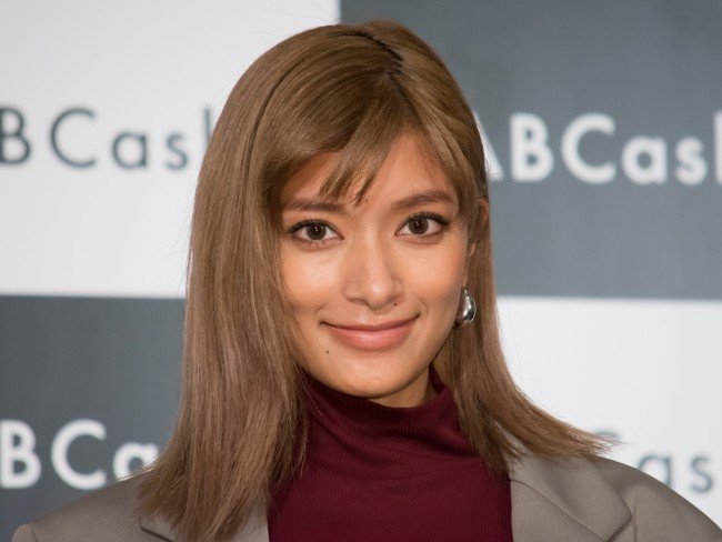 【画像】ローラ、下履かないニット姿公開に「思いっきり見えてる」「その写真見せて大丈夫?」 Hachibachi