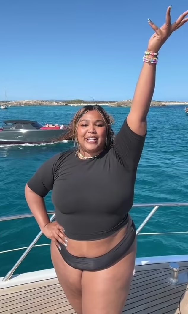 Lizzo Shows Off Her Incredible Figure And Toned Muscles In NEW ... Lizzo Shows Off Her Incredible Figure And Toned Muscles In NEW ...